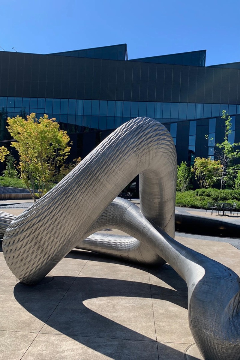 Dragon Bench: Lo último en tecnología 3D de acero.