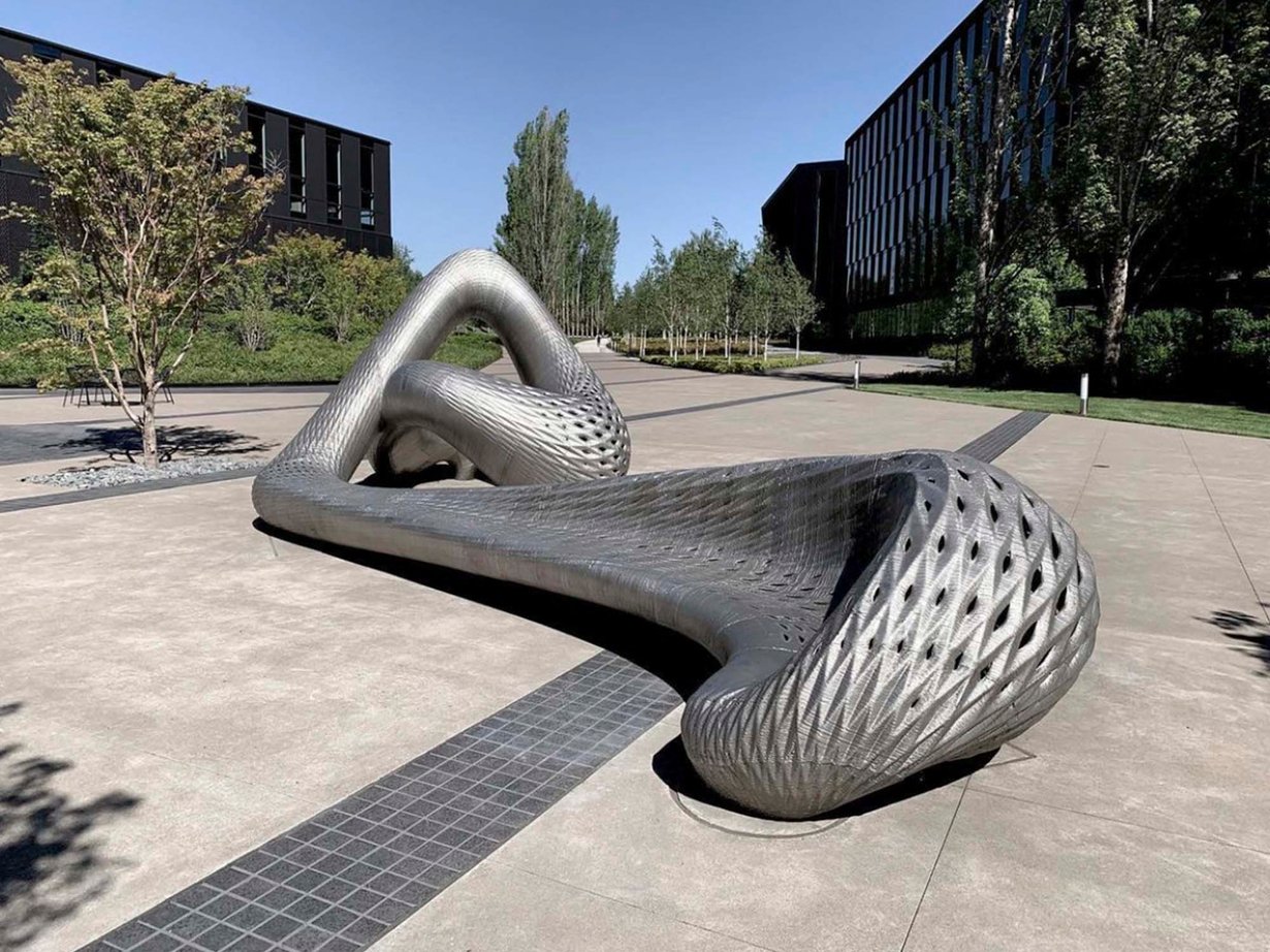 Dragon Bench: Lo último en tecnología 3D de acero.