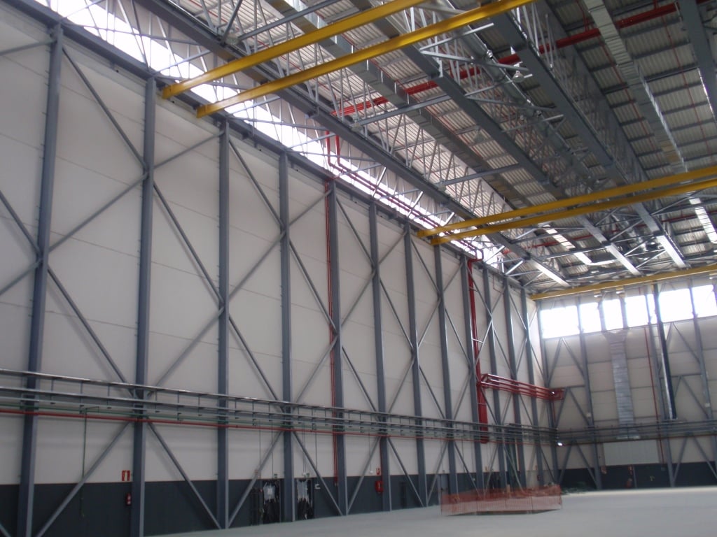 Hangares para aviones con estructura de acero.
