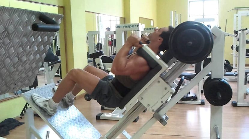 Máquina para hacer la sentadilla hack