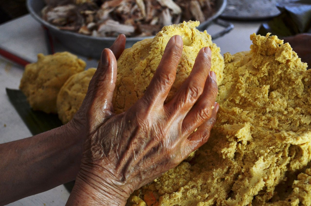 Receta Completa para preparar el Mucbipollo tradicional de Yucatán