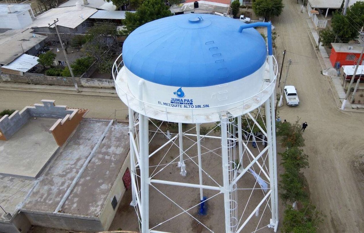 Estructura en tanque de agua elevado y su importancia.
