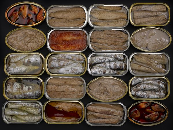 Envasado de alimentos en latas de acero.