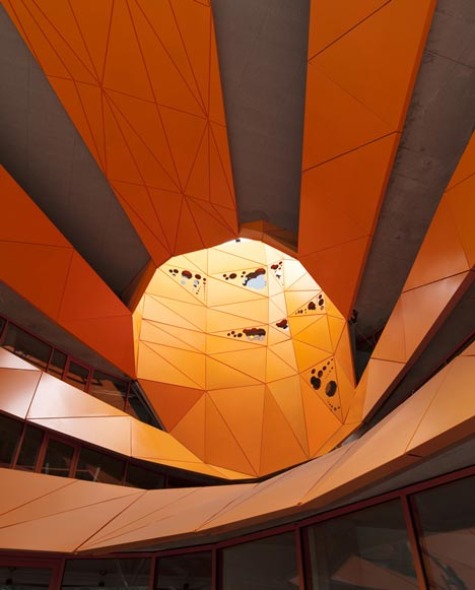 El Cubo Naranja, edificio donde la arquitectura tiene otro color.