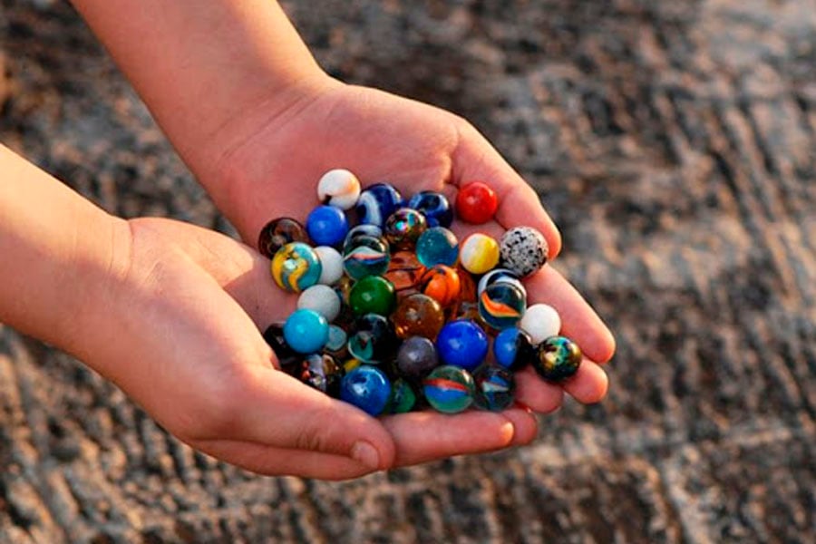 ¿Por qué las canicas no son de acero?