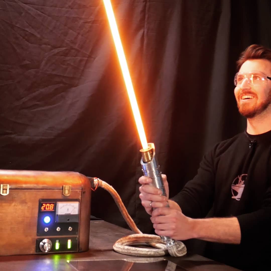 Espada Láser capaz de cortar el acero