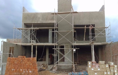 Diferencia de obra negra, gris y blanca en construcción