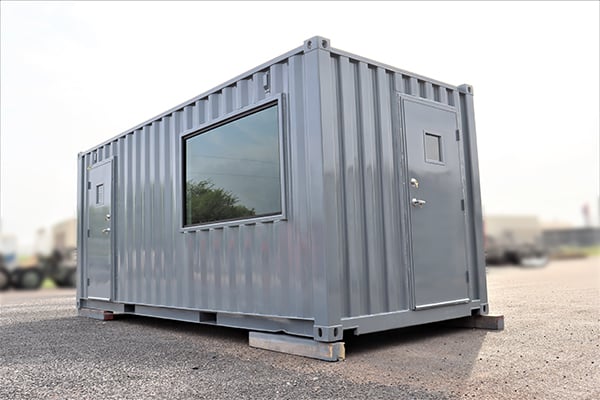 Baños portátiles con contenedores.