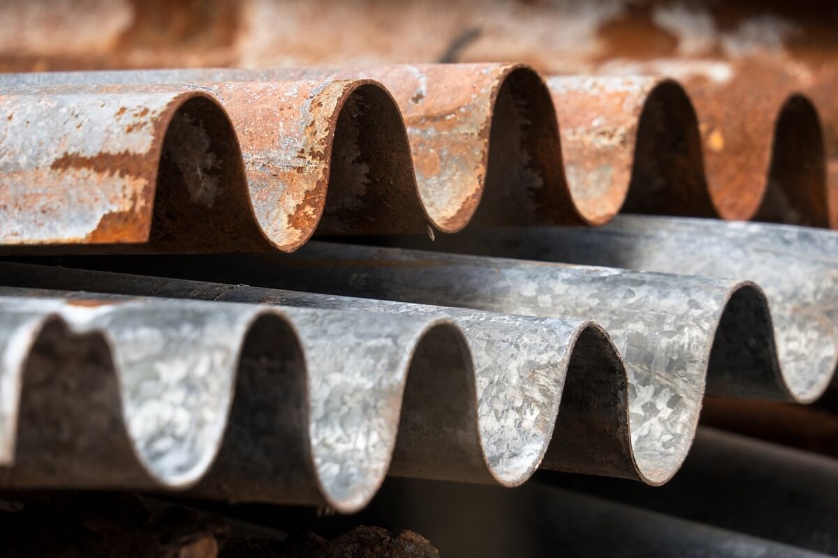 Retarda la oxidación en materiales como el hierro, acero y metal.