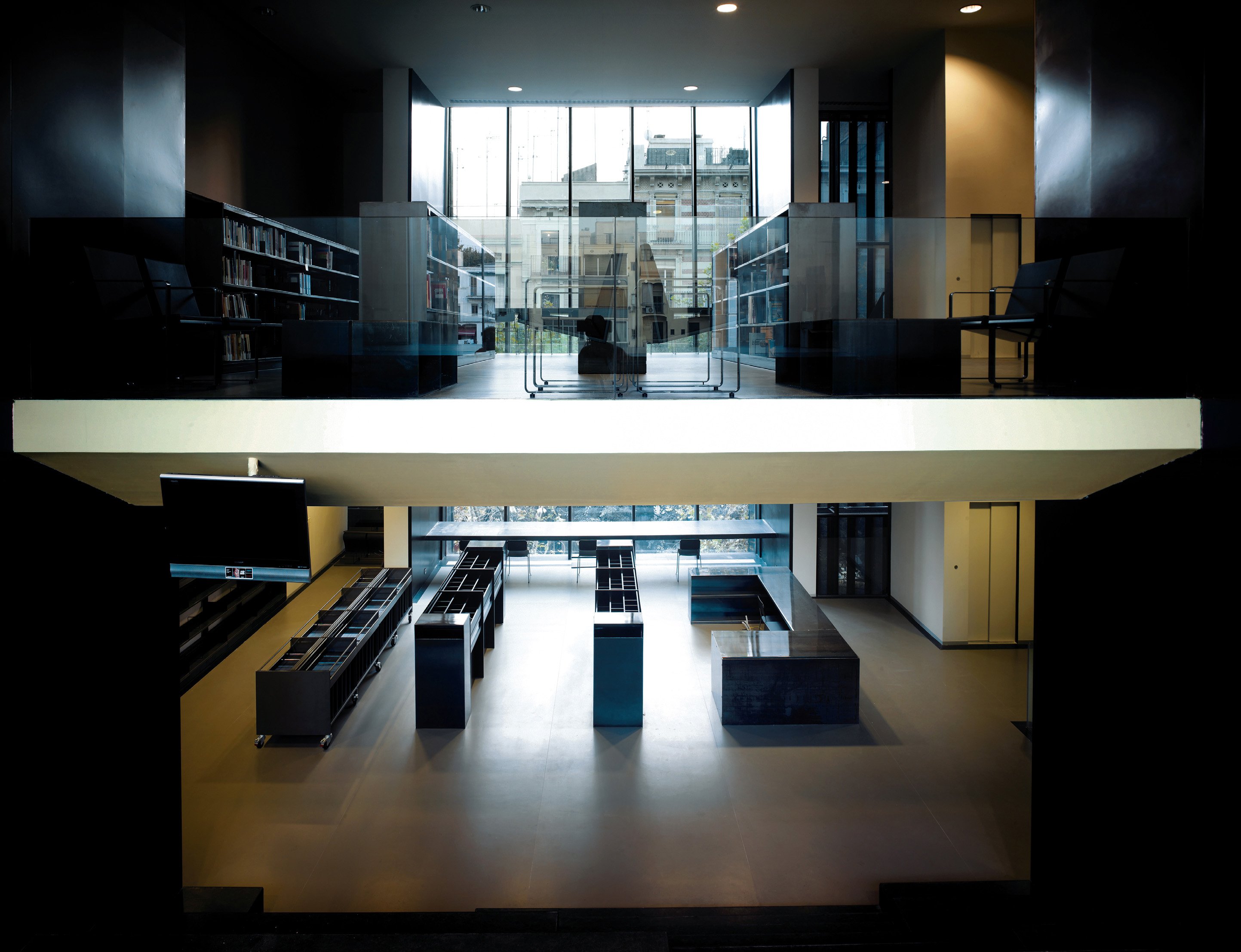 Biblioteca RCR de acero.