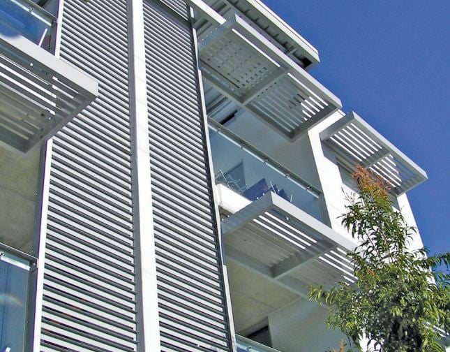 ¿Qué relación tiene la caída de presión y los louvers?