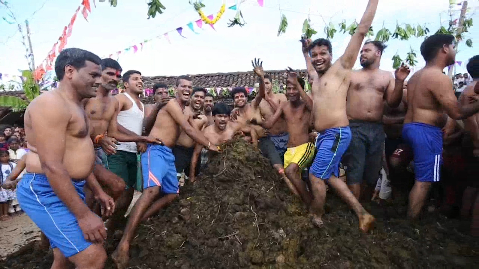 Gorehabba: El festival de la caca de vaca en India.