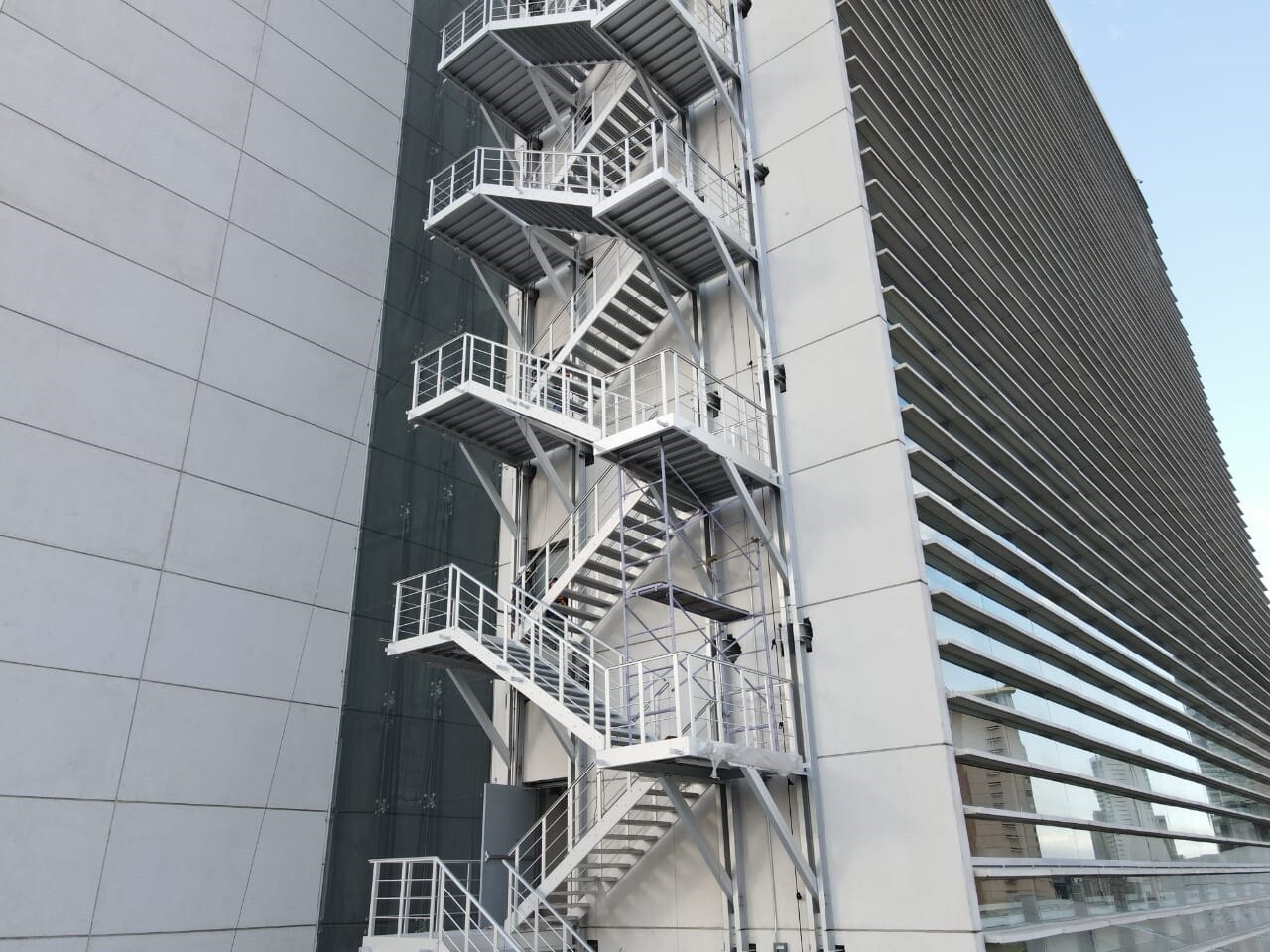 Cómo integrar las escaleras de emergencia en el diseño de edificios modernos.