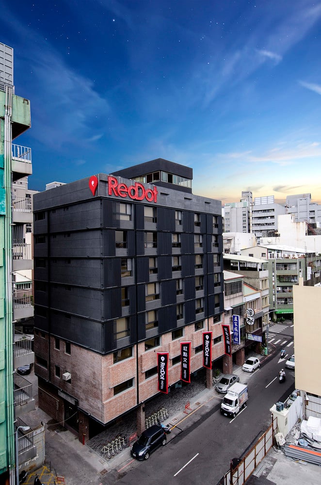 El Hotel Red Dot.