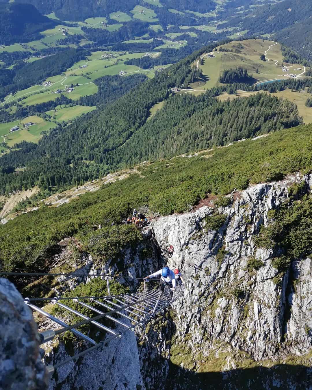 Vía ferrata: Escalera al cielo en los Alpes.